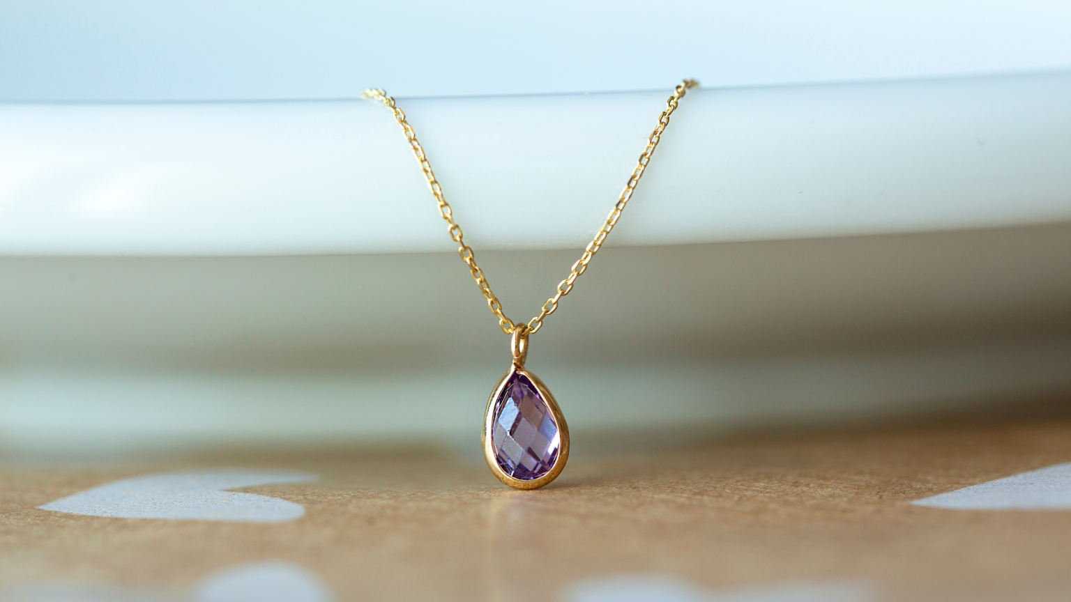 What’s the Difference Between a Necklace and a Pendant?